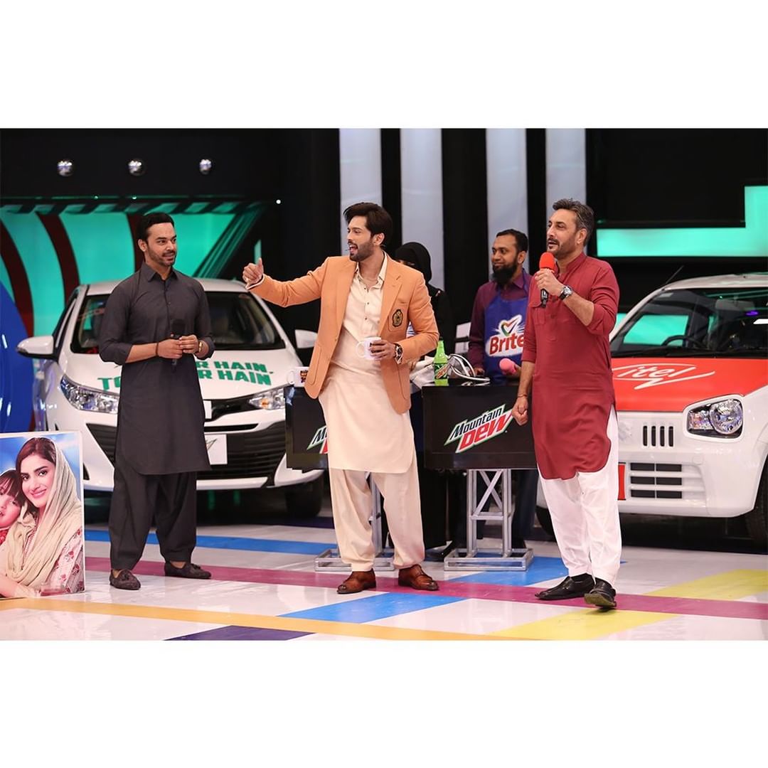 Celebrities' Pictures From The Set Of Jeeto Pakistan | Reviewit.pk