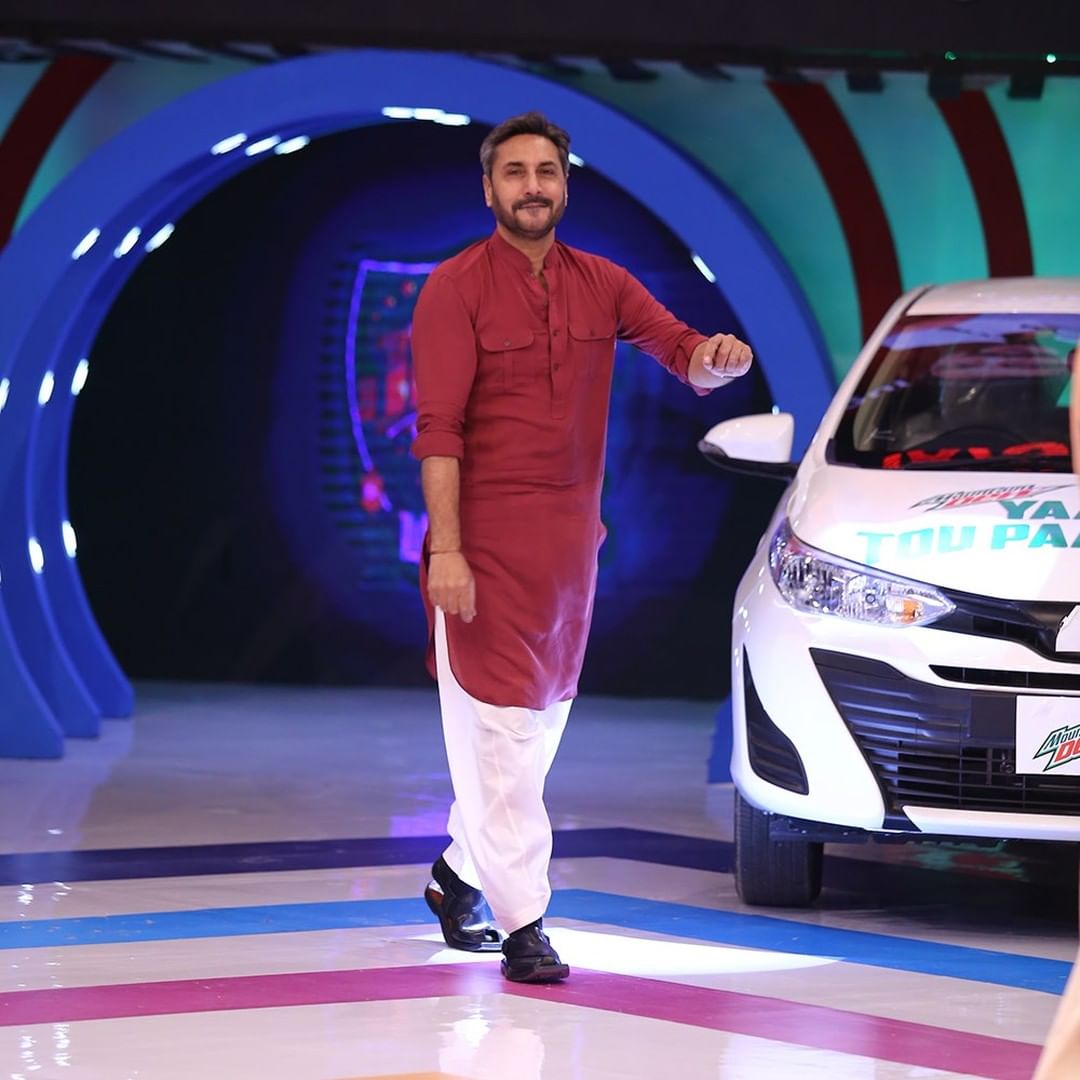 Celebrities' Pictures From The Set Of Jeeto Pakistan | Reviewit.pk