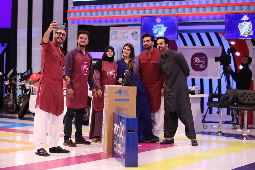 Celebrities' Pictures From The Set Of Jeeto Pakistan | Reviewit.pk