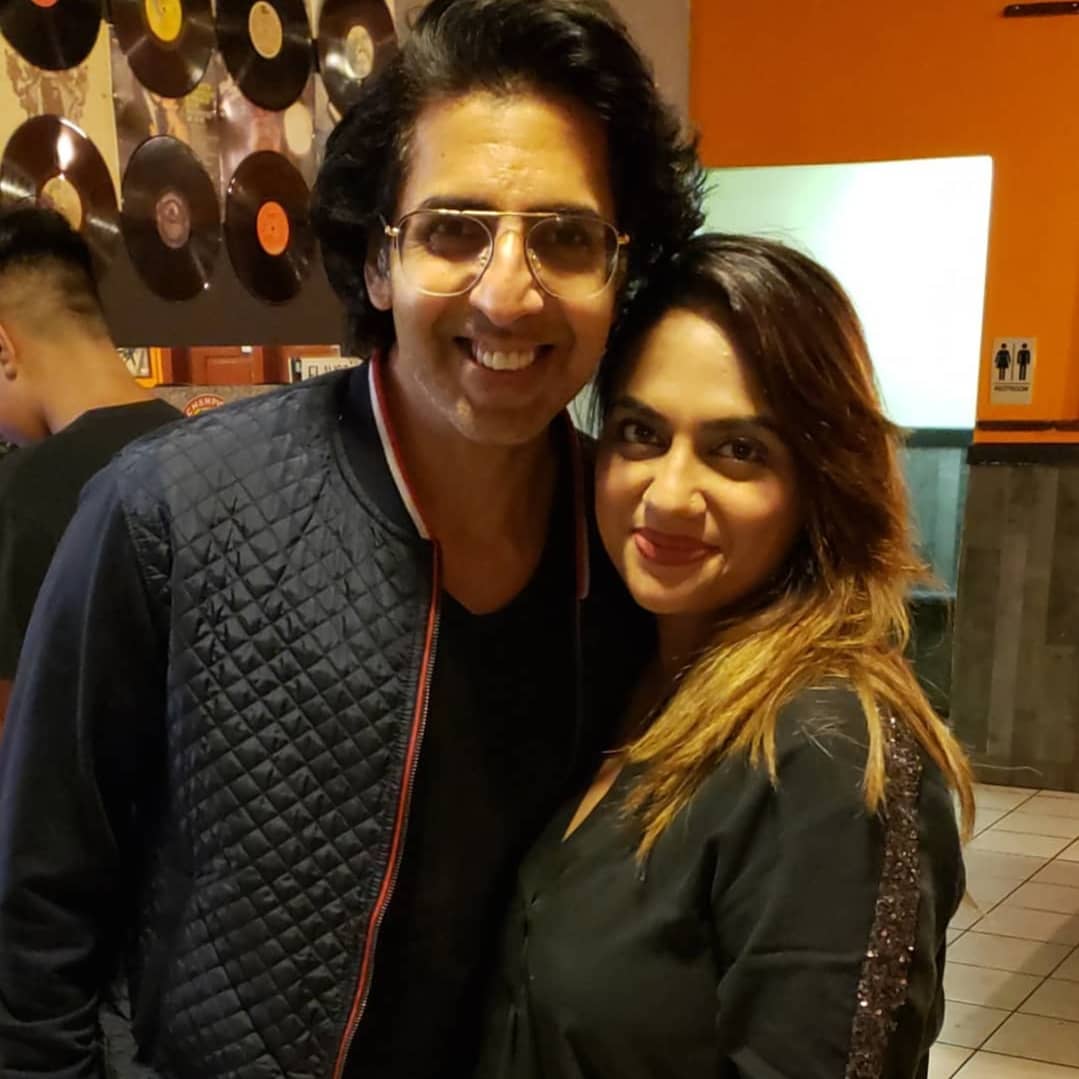 Khalid Malik Beautiful Pictures With Family | Reviewit.pk