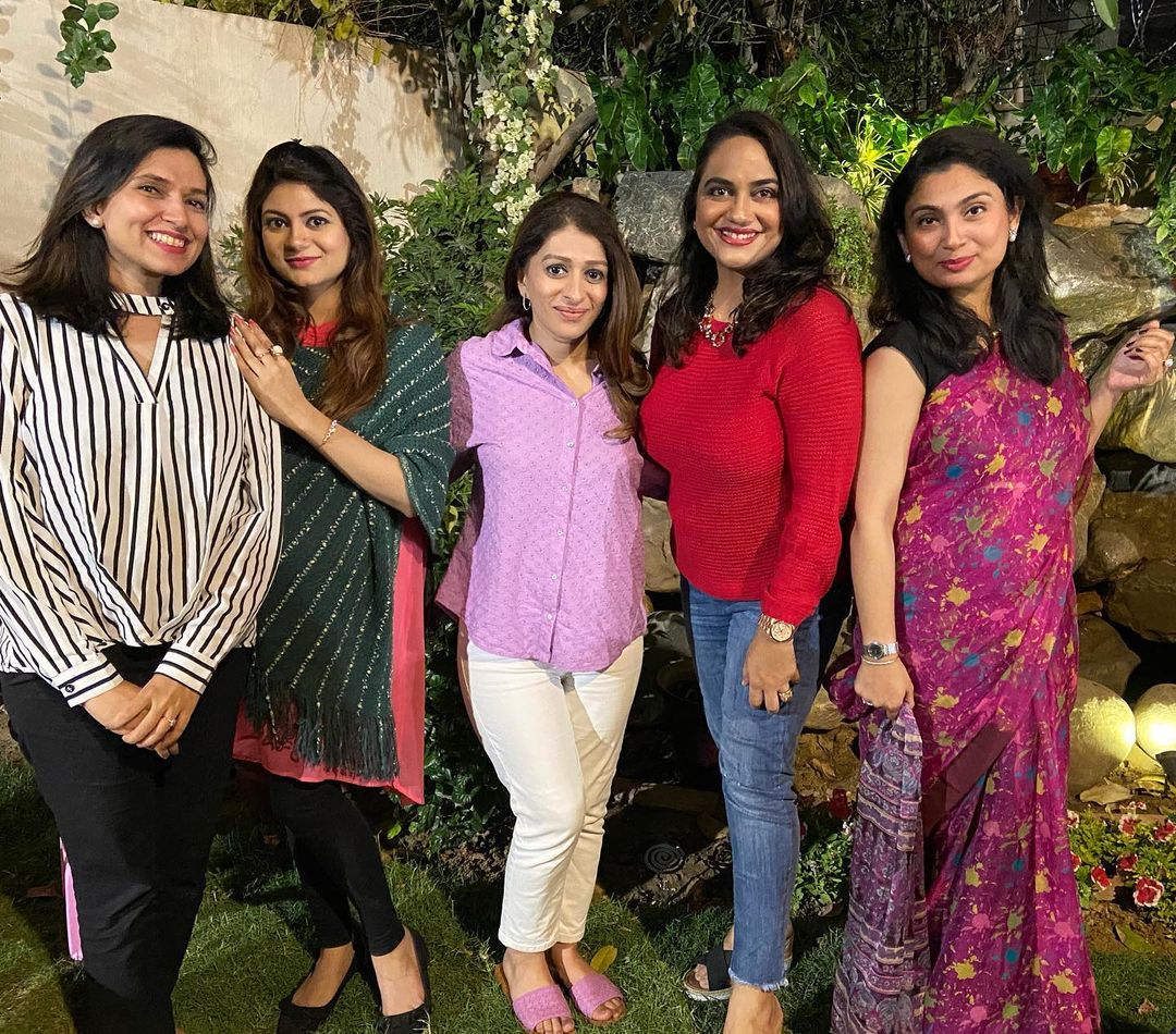 Khalid Malik Beautiful Pictures With Family | Reviewit.pk