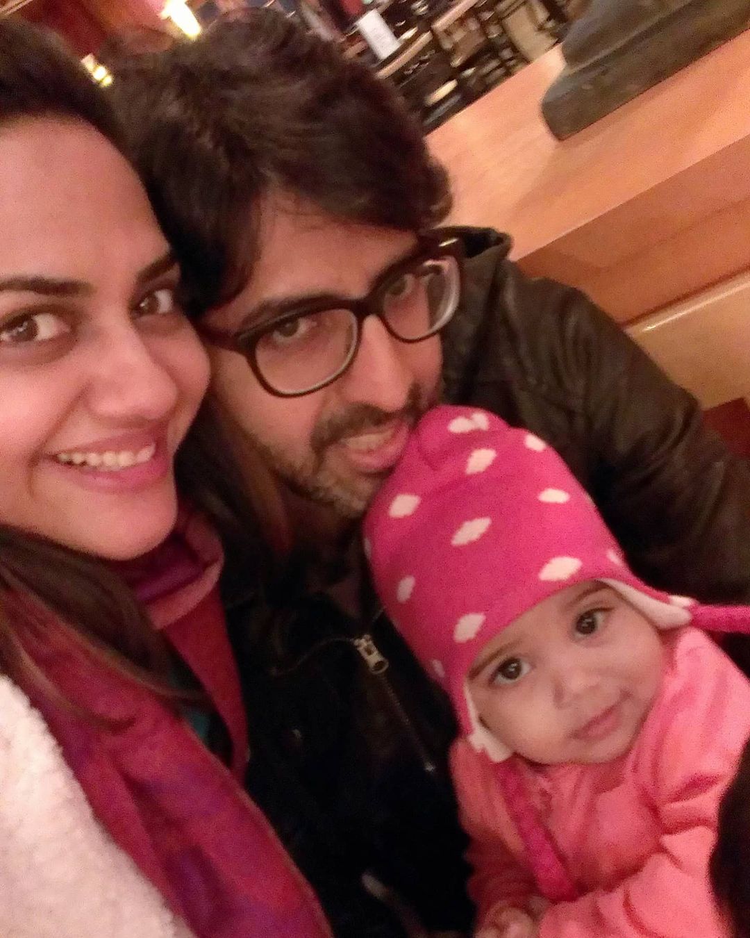 Khalid Malik Beautiful Pictures With Family | Reviewit.pk