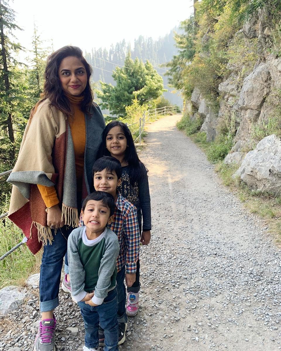 Khalid Malik Beautiful Pictures With Family | Reviewit.pk