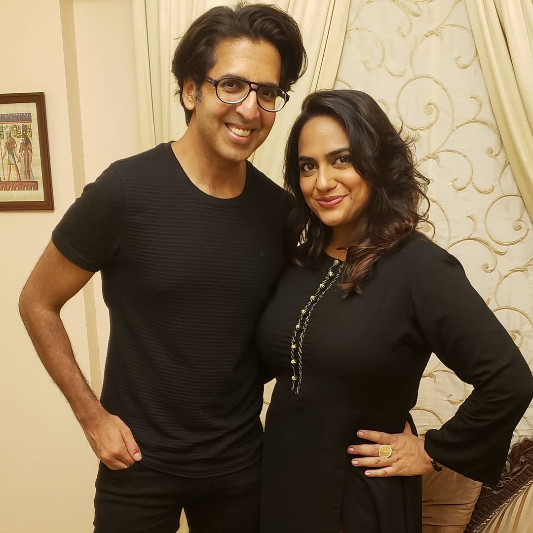 Khalid Malik Beautiful Pictures With Family | Reviewit.pk