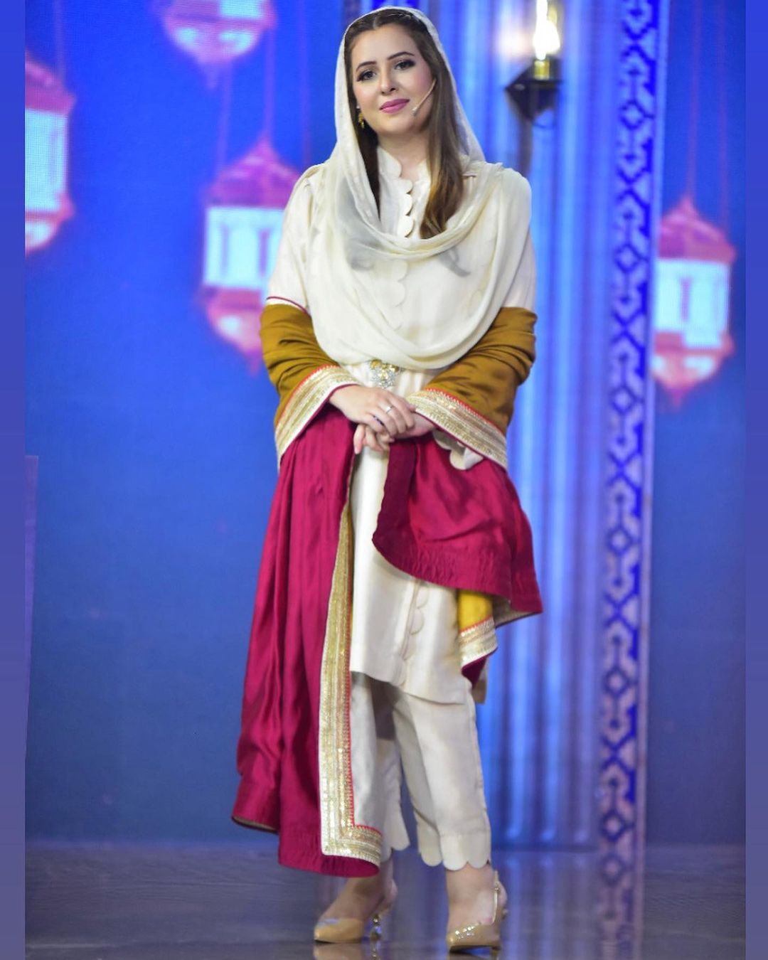 Rabia Anum Gets Emotional During A Live Show | Reviewit.pk