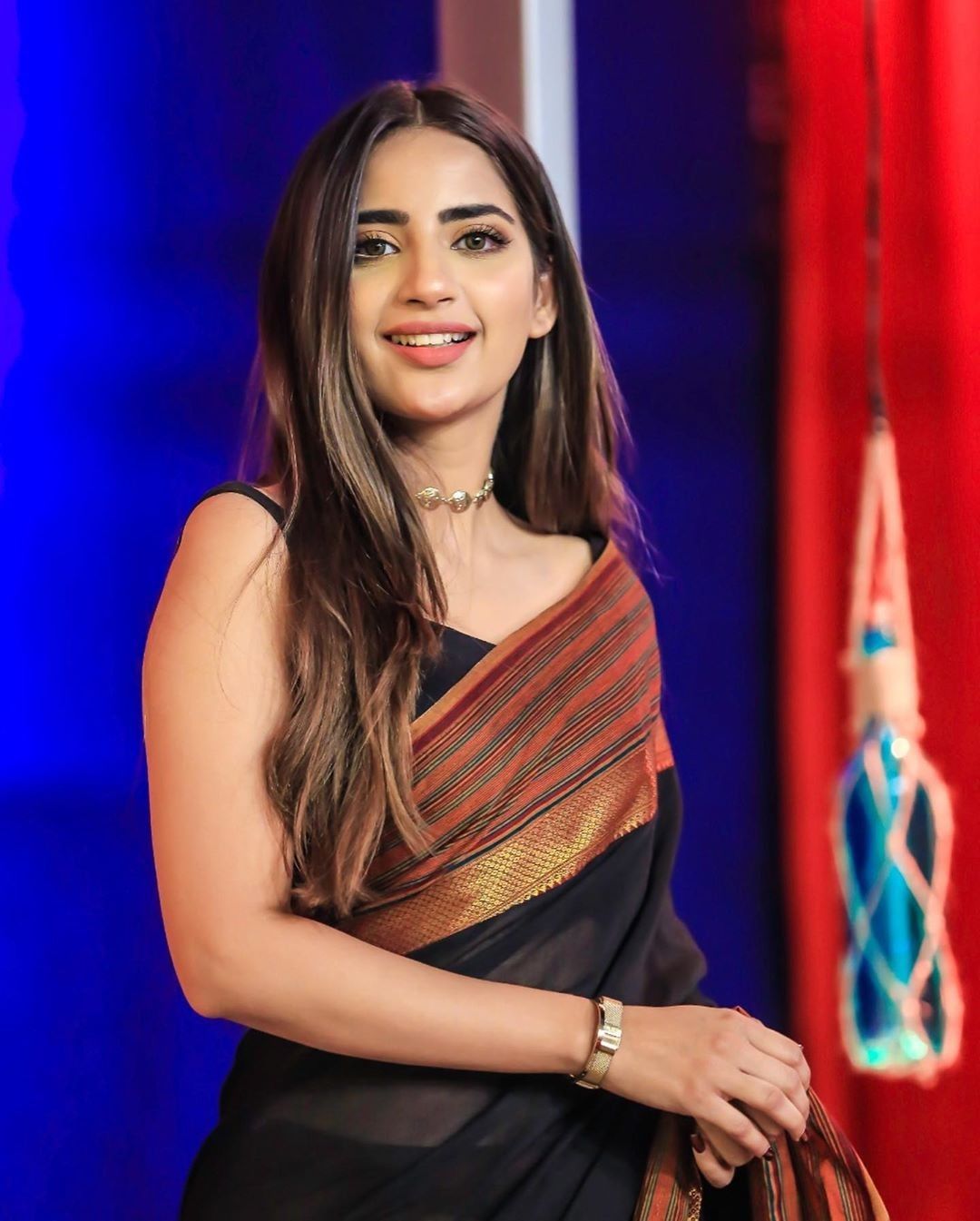 Public Reaction On Saboor Aly's Latest Picture From The Set Of JPL ...