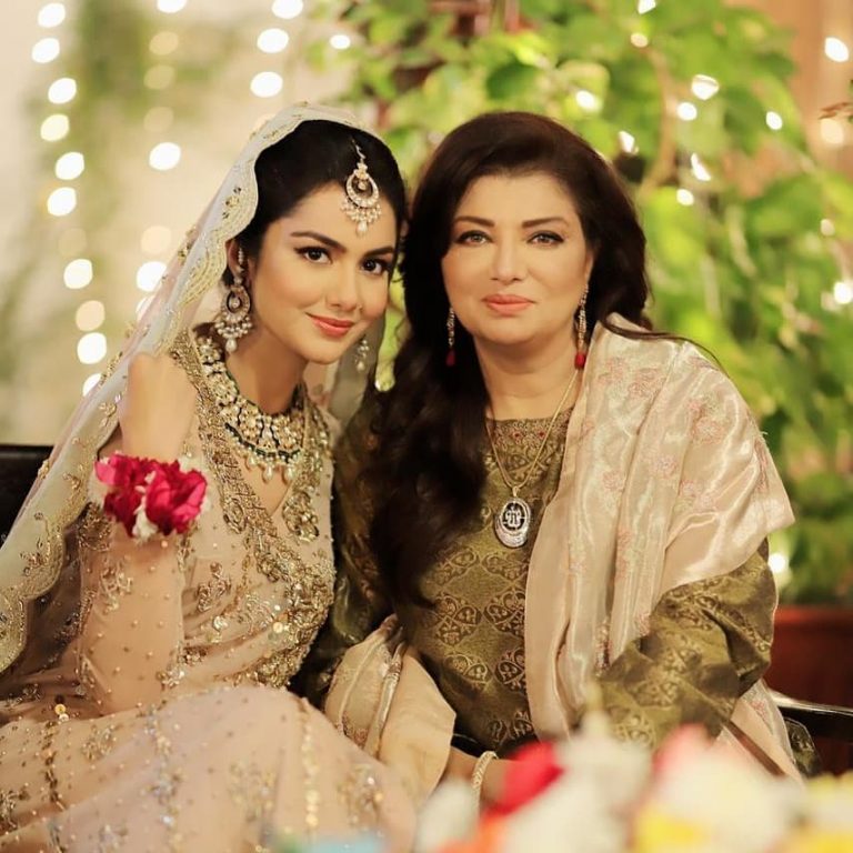Beautiful Family Pictures of Actress Shaheen Khan | Reviewit.pk