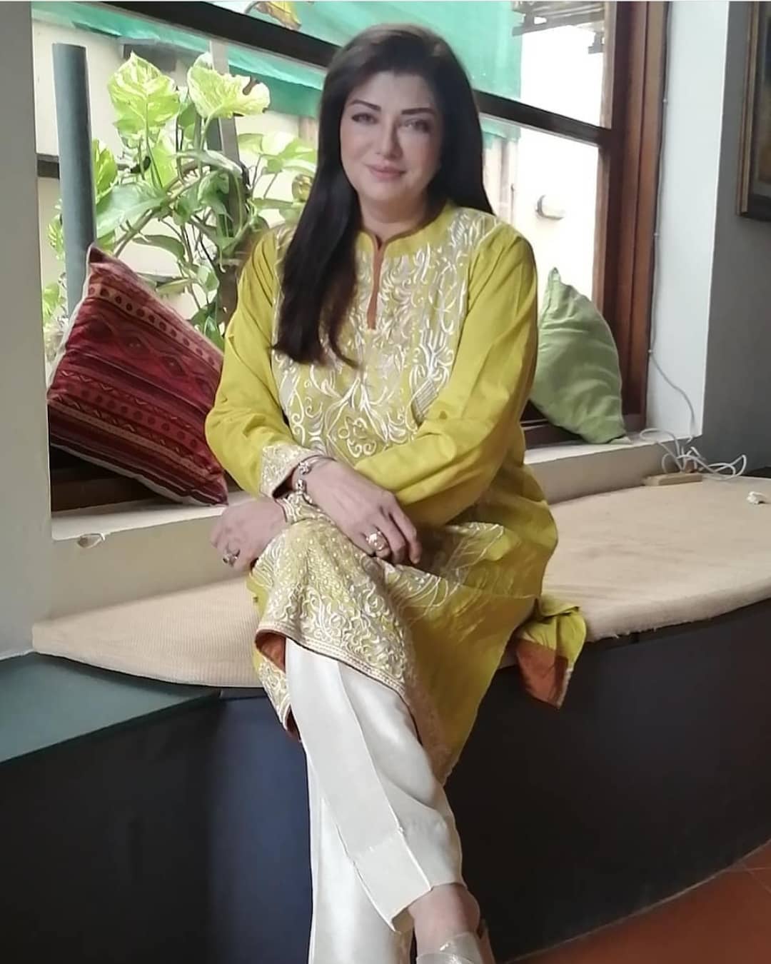 Beautiful Family Pictures of Actress Shaheen Khan | Reviewit.pk