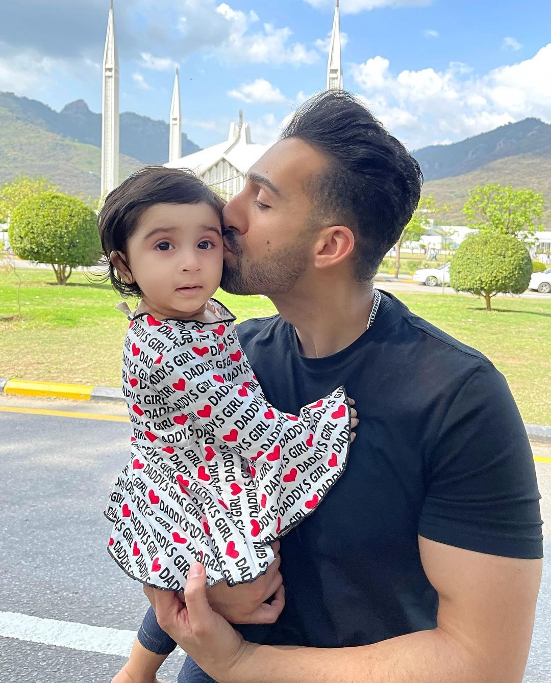 Sham Idrees Vacationing In Pakistan With Family | Reviewit.pk