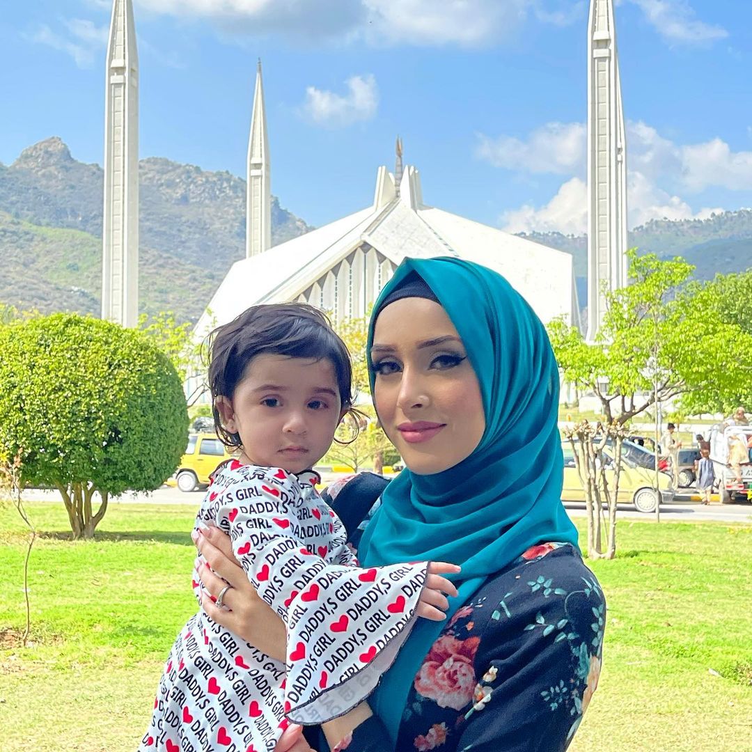 Sham Idrees Vacationing In Pakistan With Family | Reviewit.pk