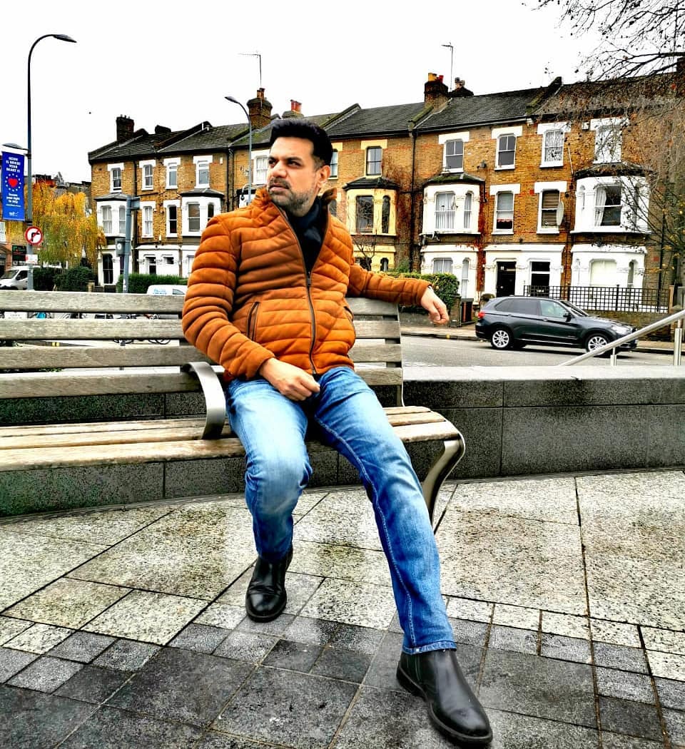 Vasay Chaudhry With His Family - Beautiful Pictures | Reviewit.pk