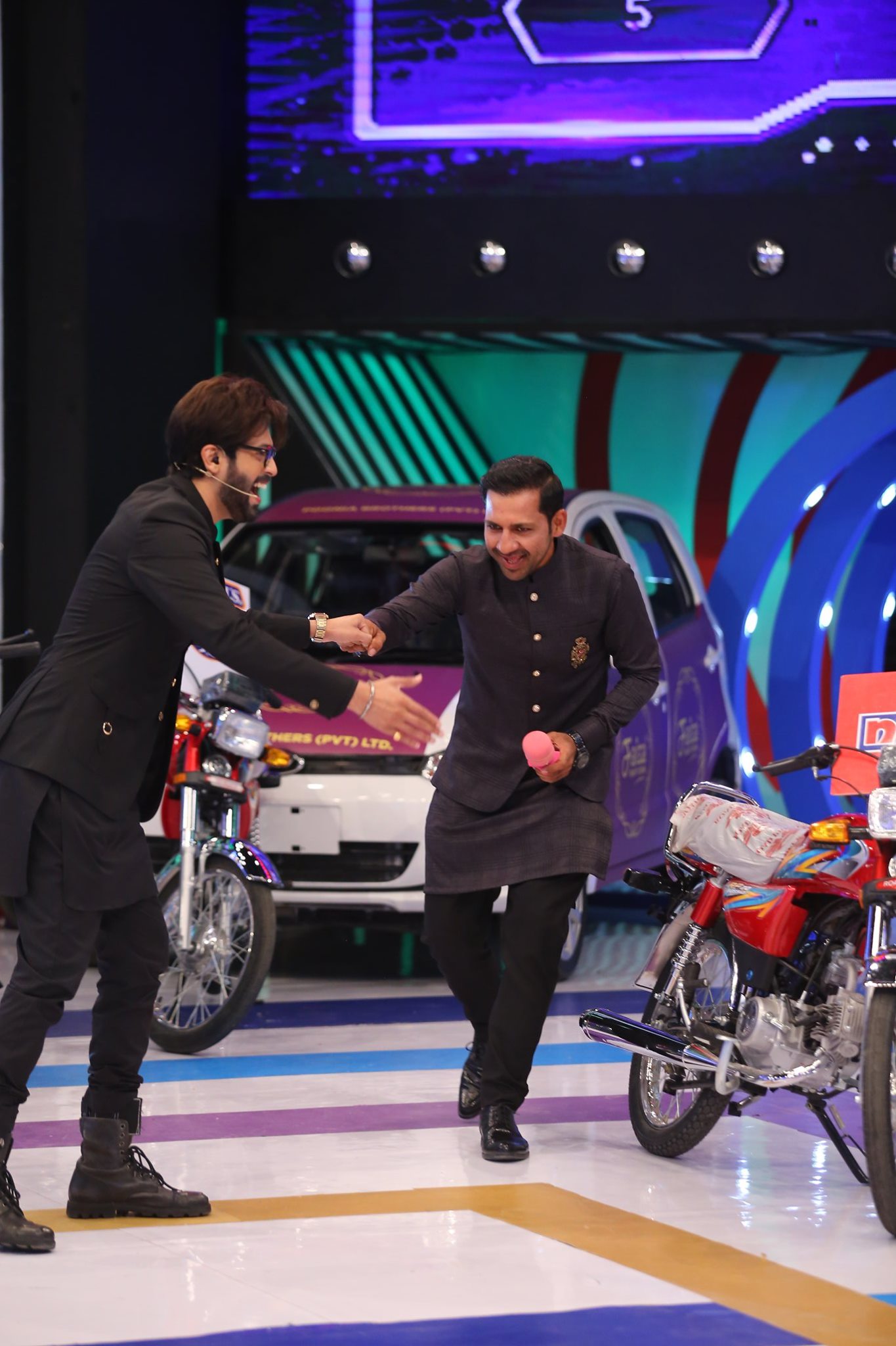 Amazing Clicks From Star Studded Set Of JPL Grand Finale | Reviewit.pk