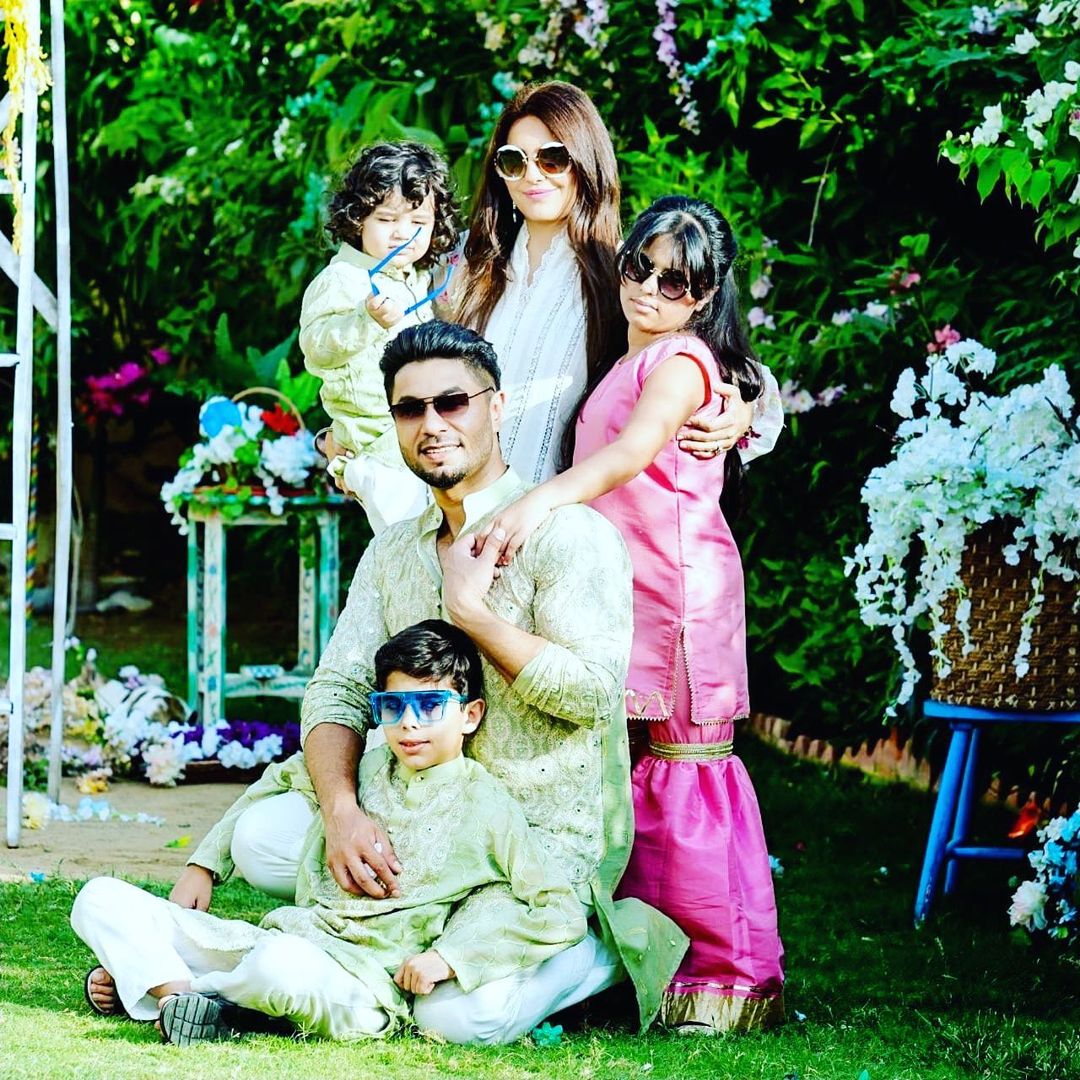 Hasan Rizvi With His Family- Adorable Eid Photoshoot | Reviewit.pk