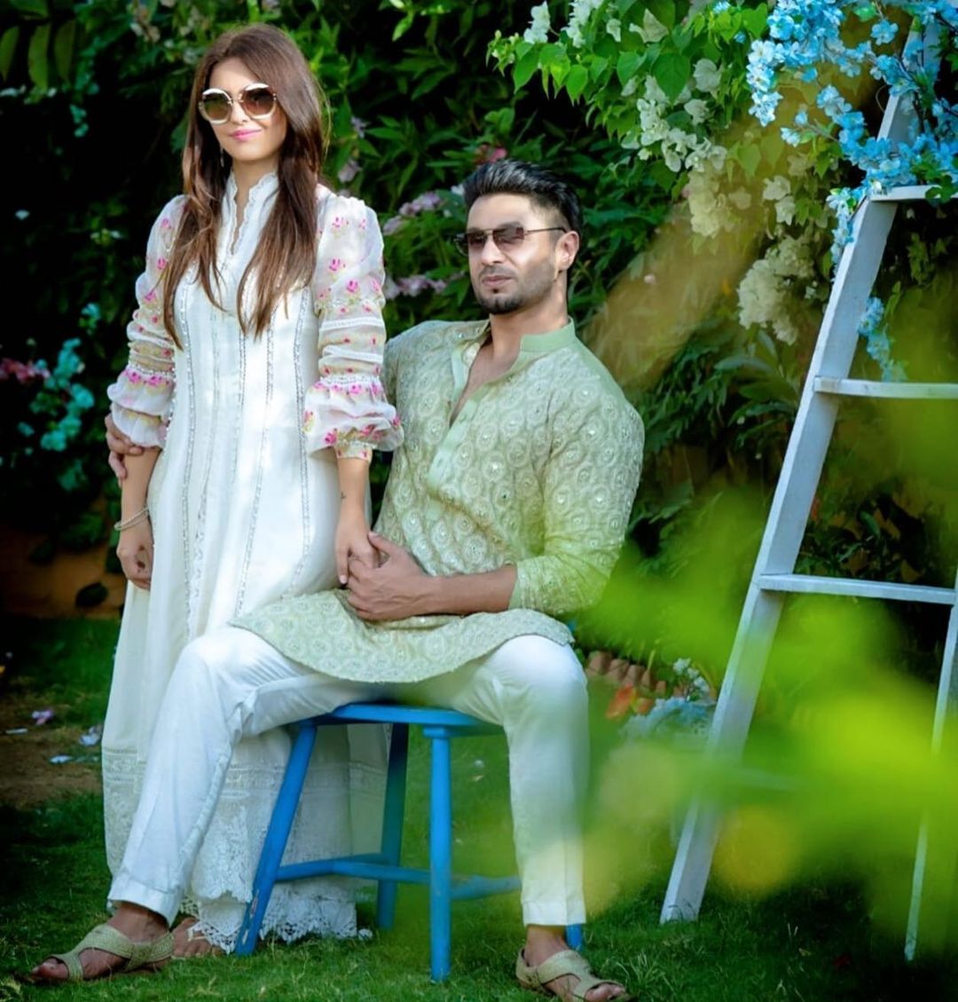 Hasan Rizvi With His Family- Adorable Eid Photoshoot | Reviewit.pk