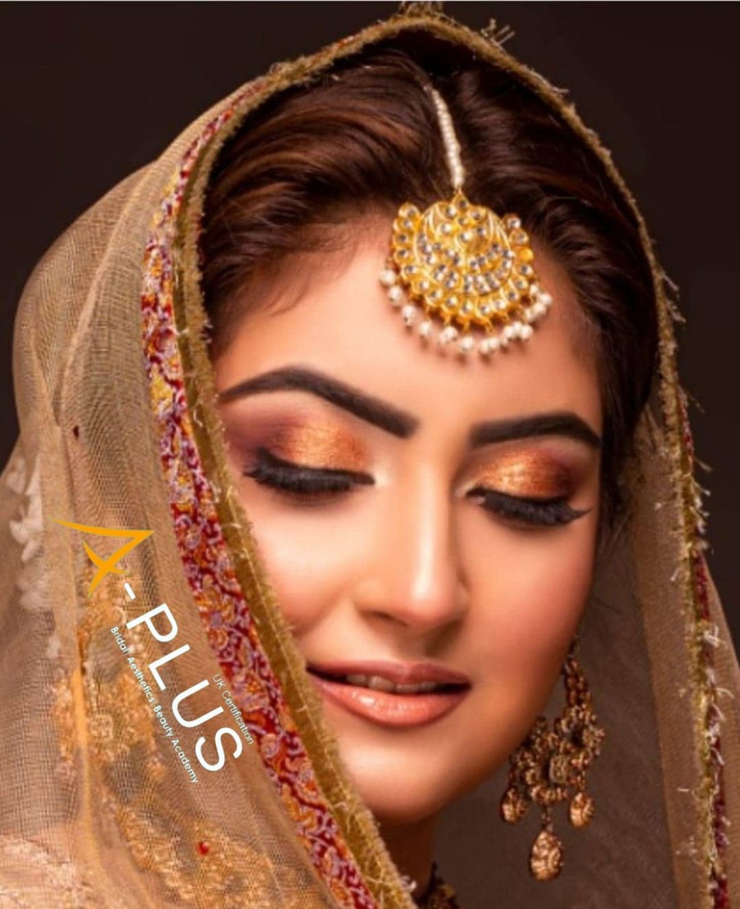 Hiba Bukhari Looks Radiant In A Traditional Bridal Attire | Reviewit.pk