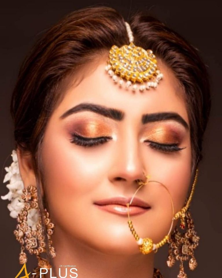 Hiba Bukhari Looks Radiant In A Traditional Bridal Attire | Reviewit.pk