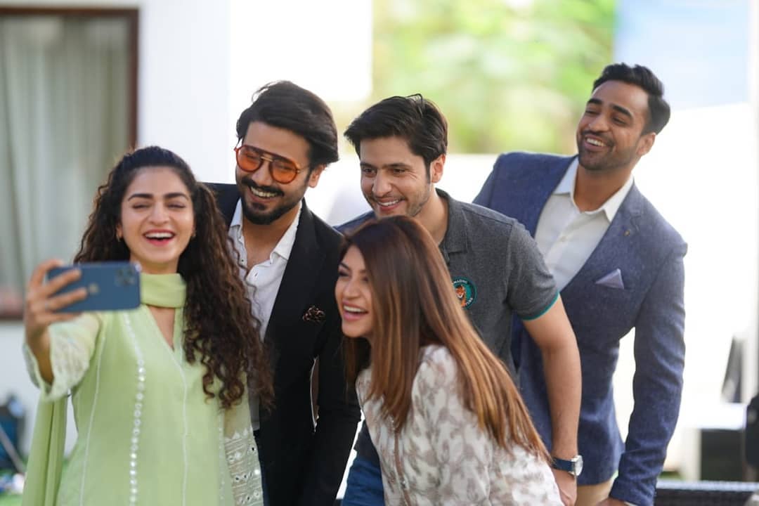 Fun BTS Pictures From The Sets Of Upcoming Drama Mere Apne | Reviewit.pk