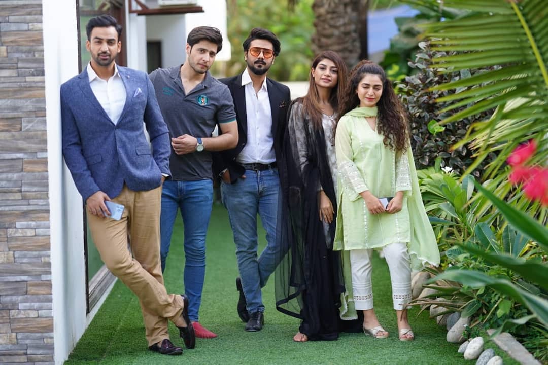 Fun BTS Pictures From The Sets Of Upcoming Drama Mere Apne | Reviewit.pk