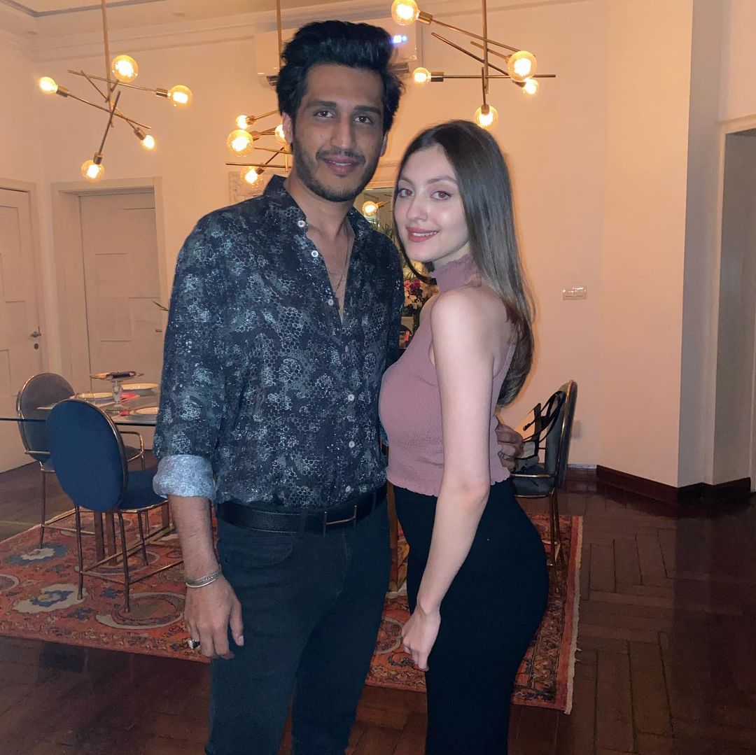 Neha Rajpoot And Shahbaz Taseer Hosted Friends Get Together | Reviewit.pk