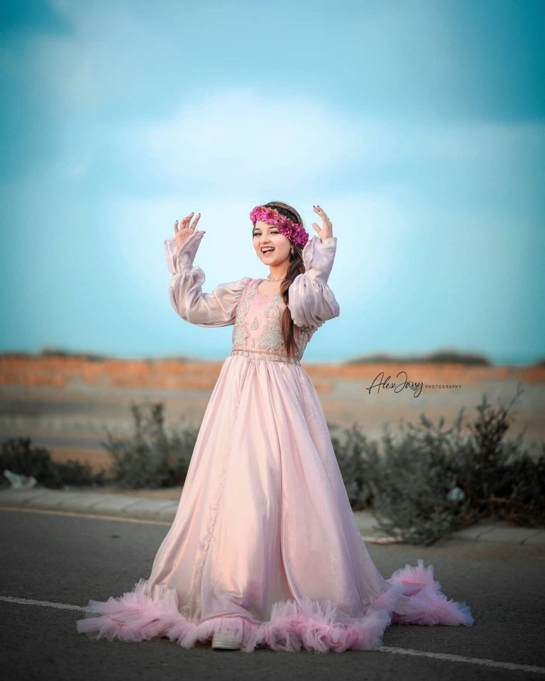 Rabeeca Khan Celebrates 2 Million Followers On Instagram | Reviewit.pk