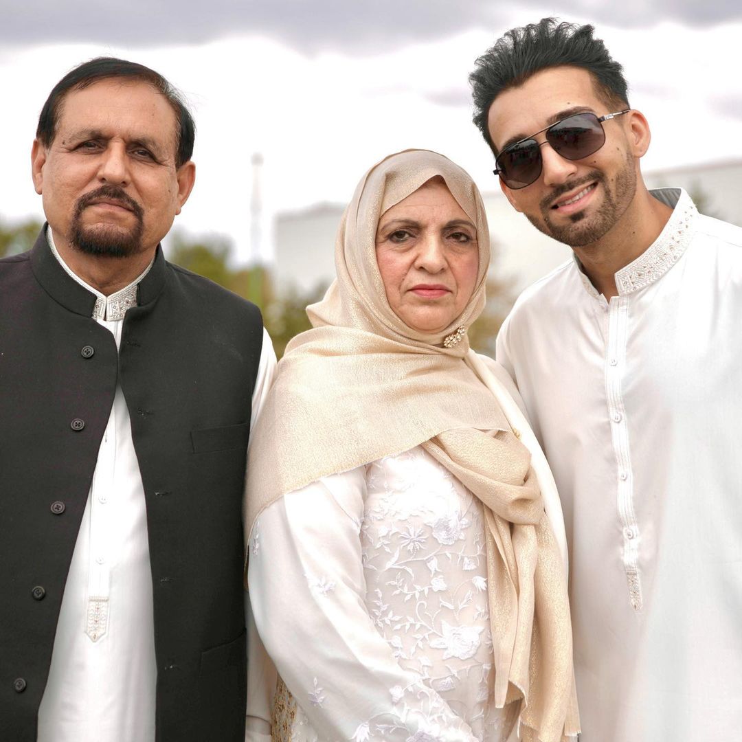 Unseen Eid Pictures Of Sham Idrees With His Family | Reviewit.pk