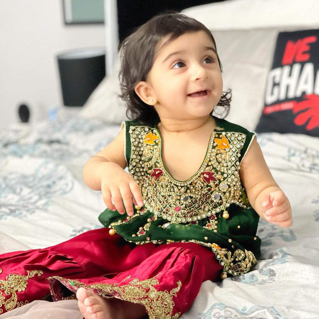 Unseen Eid Pictures Of Sham Idrees With His Family | Reviewit.pk