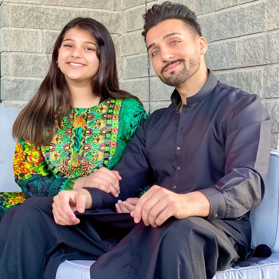 Unseen Eid Pictures Of Sham Idrees With His Family | Reviewit.pk