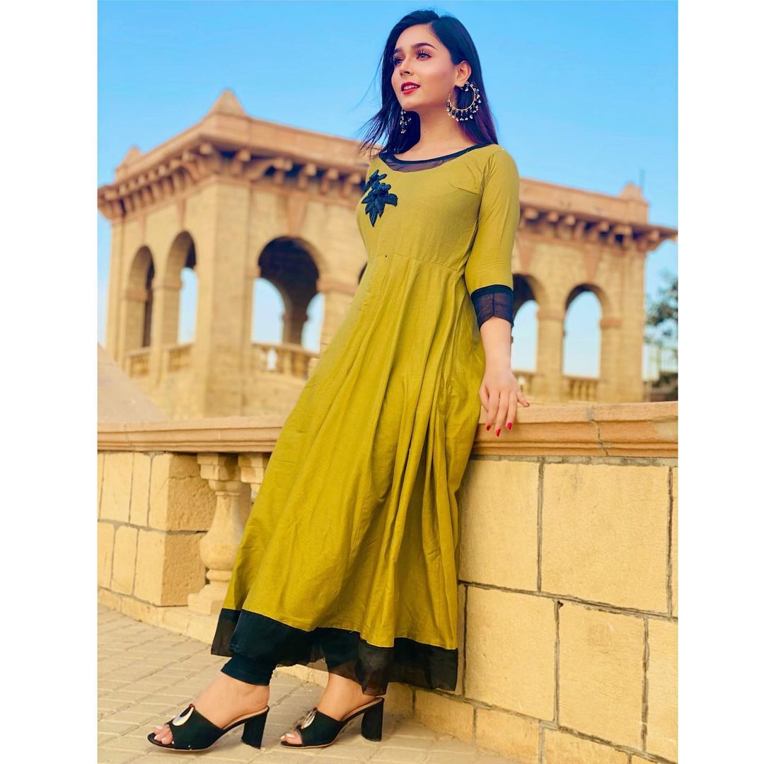 Latest Beautiful Clicks Of Actress Sumaiyya Bukhsh | Reviewit.pk