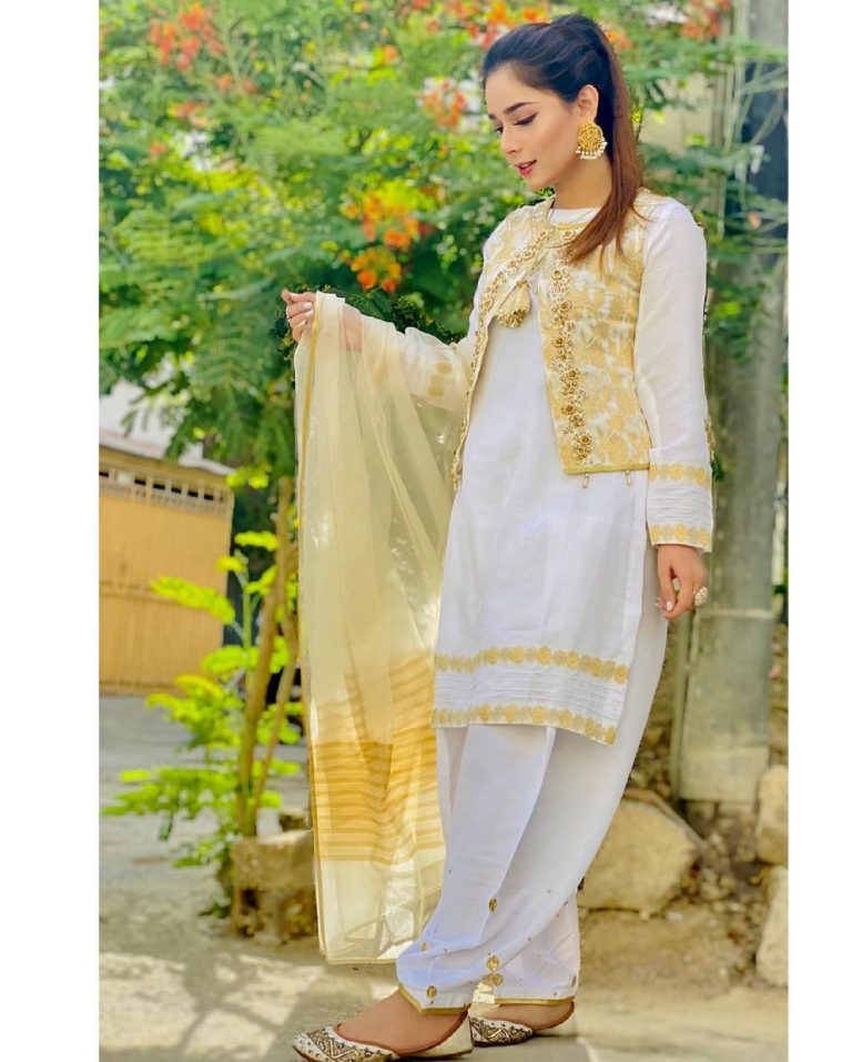 Latest Beautiful Clicks Of Actress Sumaiyya Bukhsh | Reviewit.pk