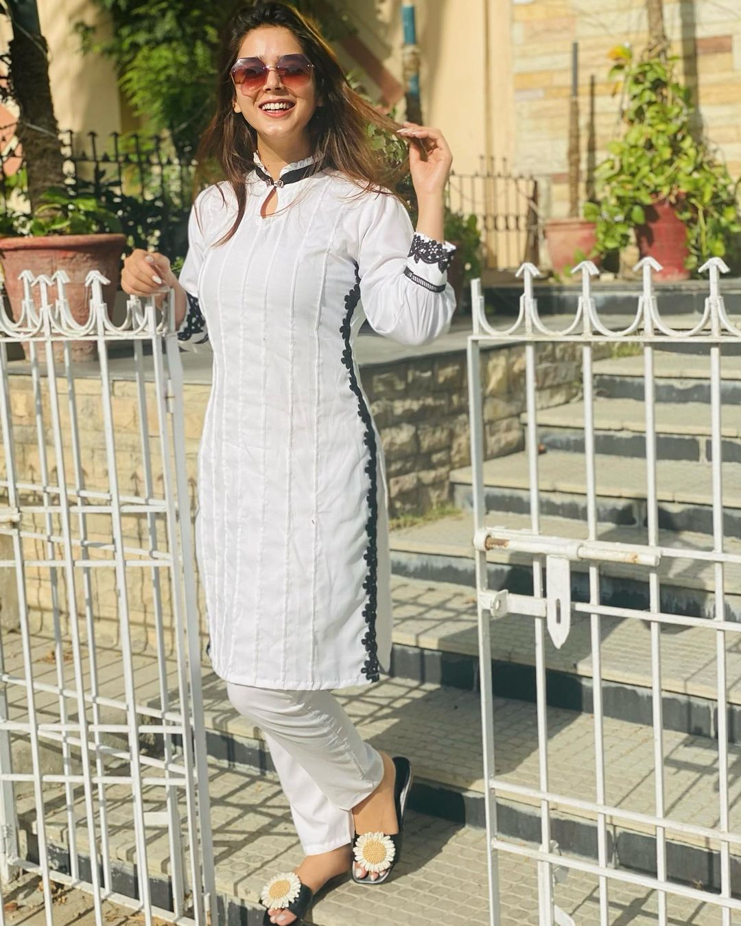 Latest Beautiful Clicks Of Actress Sumaiyya Bukhsh | Reviewit.pk