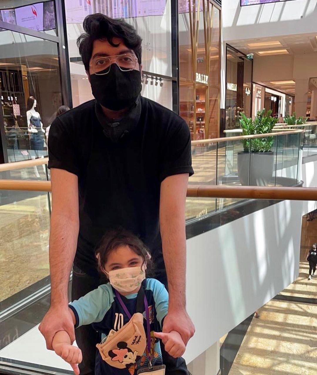 Taimur Junaid Jamshed Pictures With His Daughter | Reviewit.pk