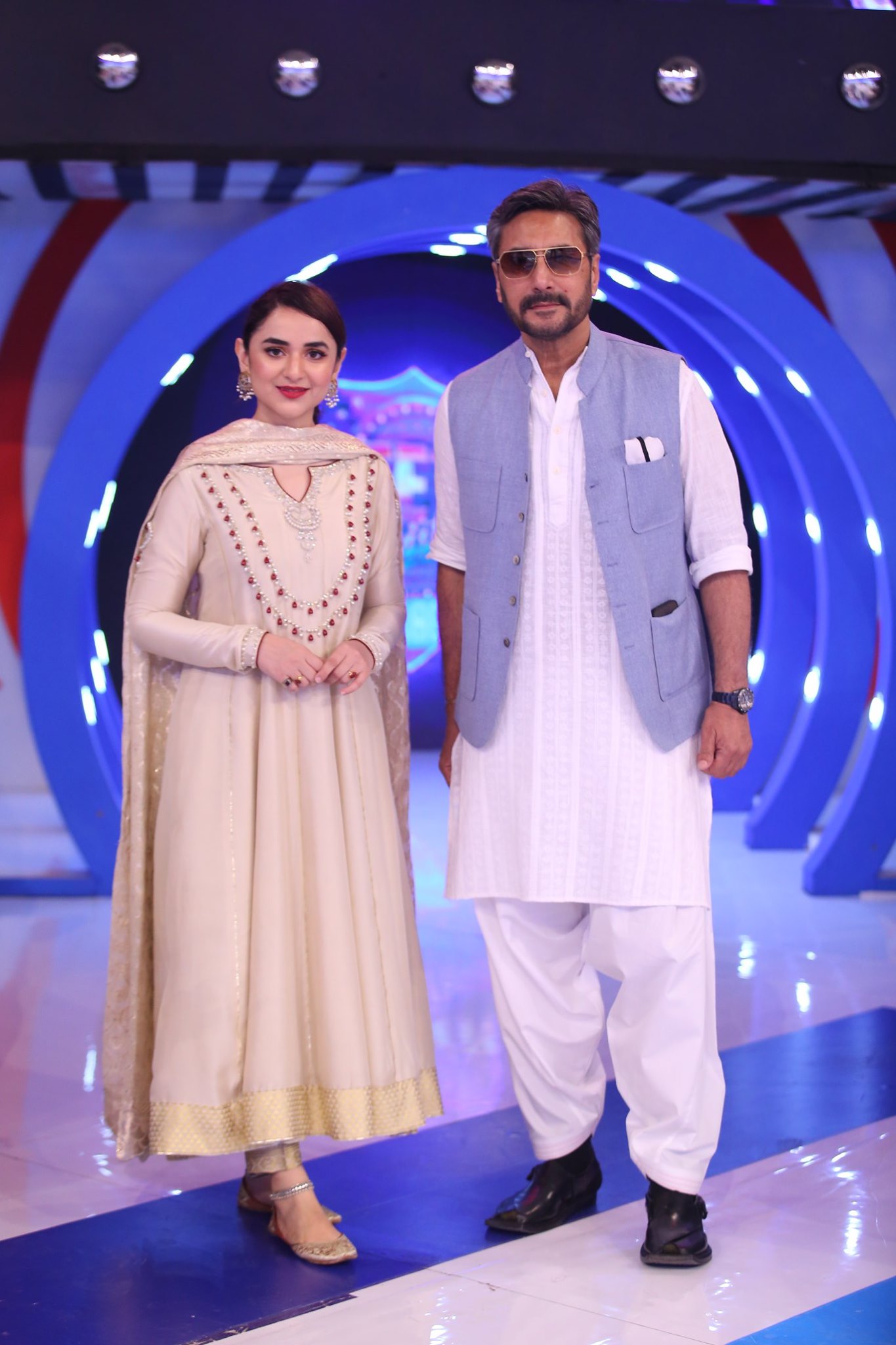 Yumna Zaidi And Asim Azhar At The Set Of JPL | Reviewit.pk