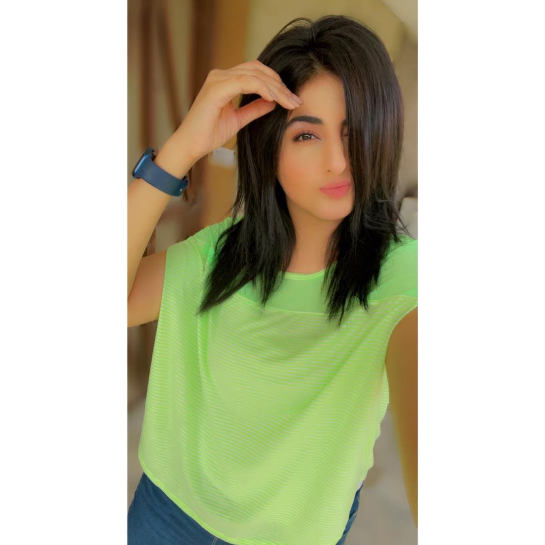 Fatima Sohail Beautiful Pictures With Friends & Family | Reviewit.pk