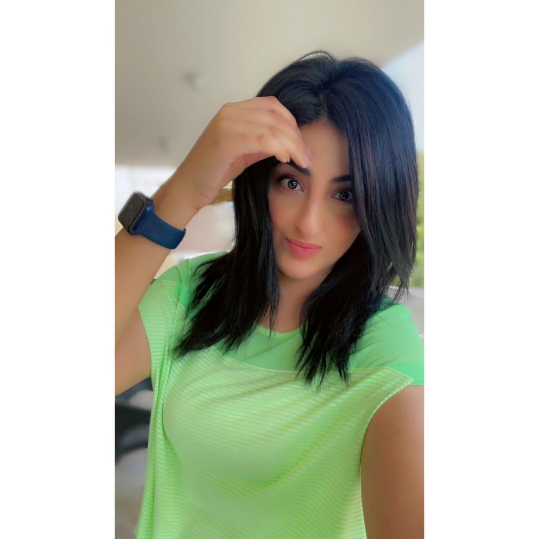 Fatima Sohail Beautiful Pictures With Friends & Family | Reviewit.pk