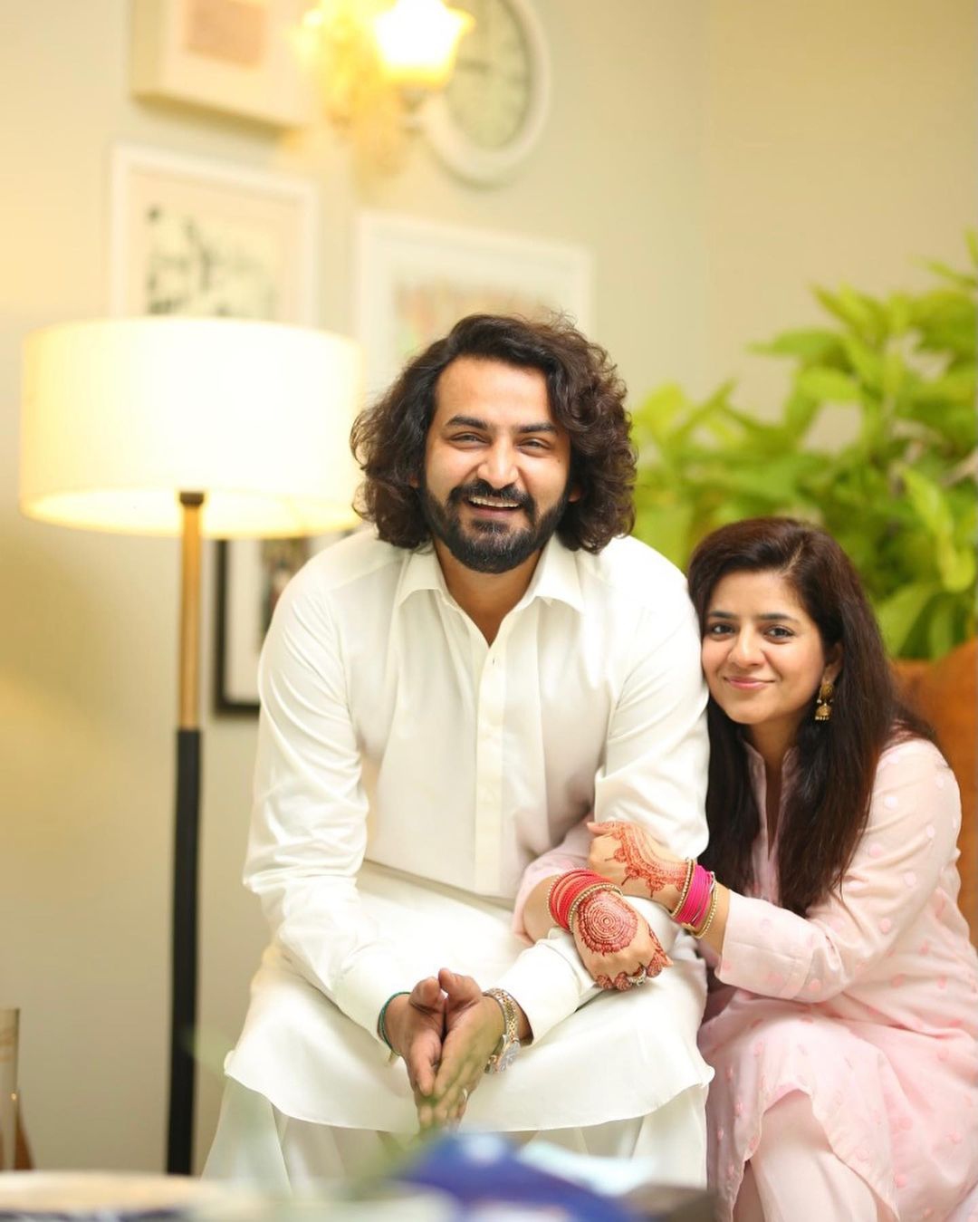 Qasim Ali Mureed Pictures With Wife | Reviewit.pk