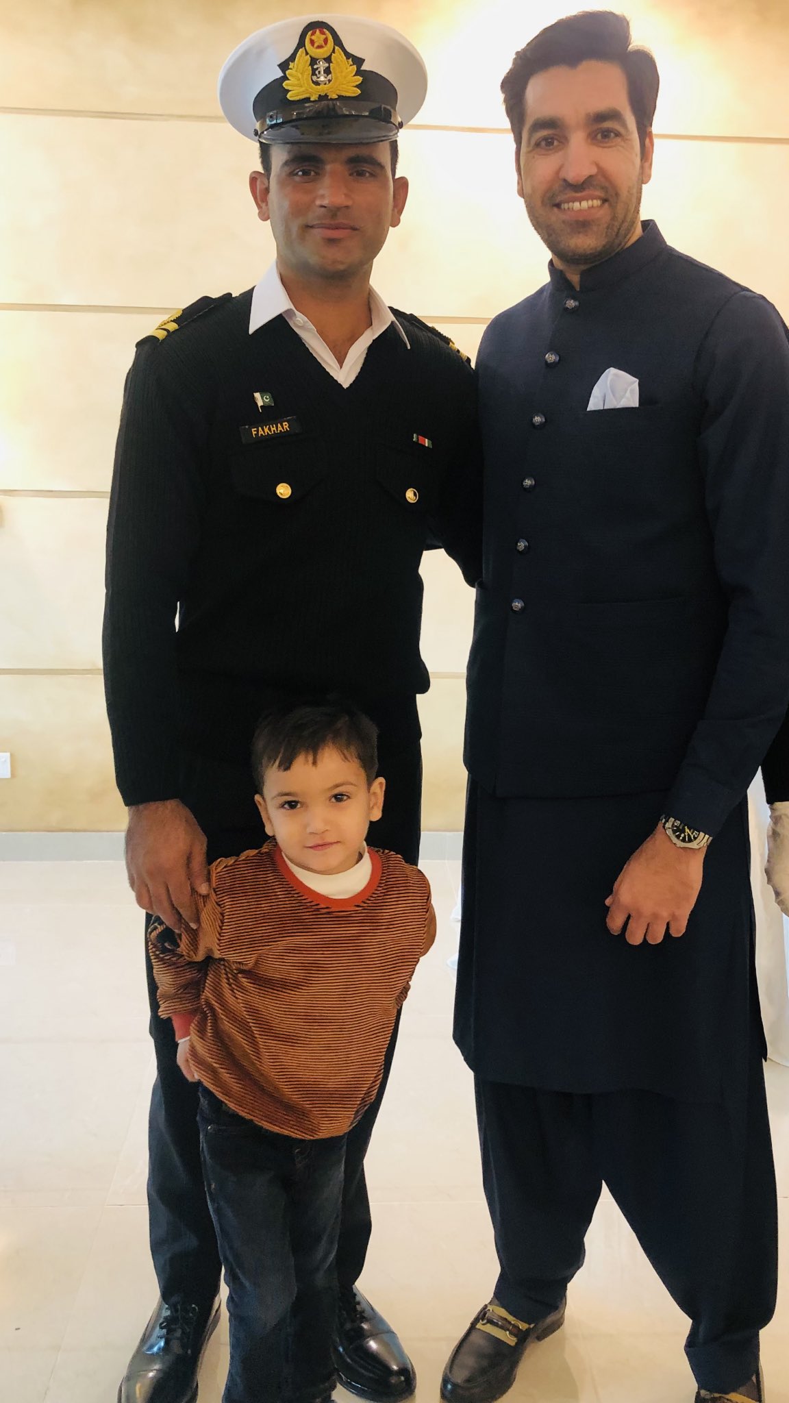 Umar Gul Adorable Pictures With His Kids | Reviewit.pk