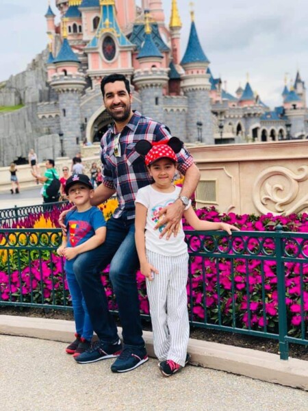 Umar Gul Adorable Pictures With His Kids | Reviewit.pk