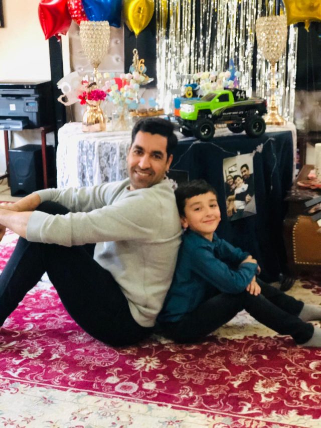 Umar Gul Adorable Pictures With His Kids | Reviewit.pk