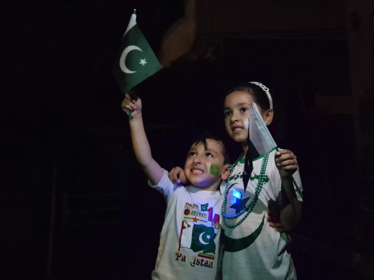 Umar Gul Adorable Pictures With His Kids | Reviewit.pk