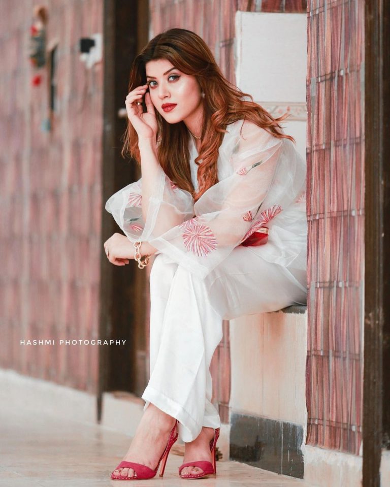 Aiman Zaman's Loved-Up Photoshoot With Beau Mujtaba Lakhani | Reviewit.pk