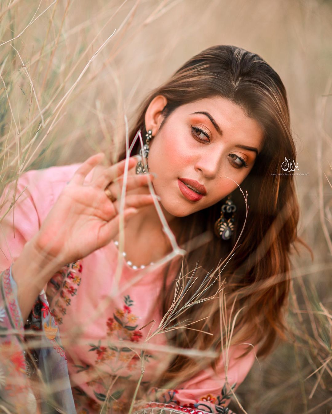 Aiman Zaman's Loved-Up Photoshoot With Beau Mujtaba Lakhani | Reviewit.pk