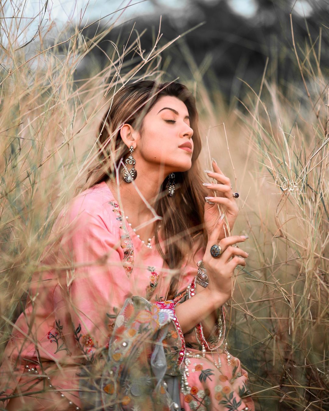 Aiman Zaman's Loved-Up Photoshoot With Beau Mujtaba Lakhani | Reviewit.pk