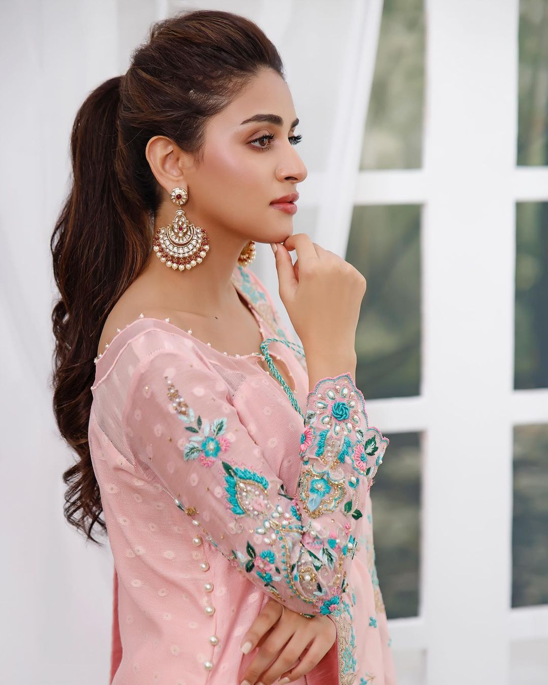 Anmol Baloch Stuns In Her Latest Fashion Shoot | Reviewit.pk
