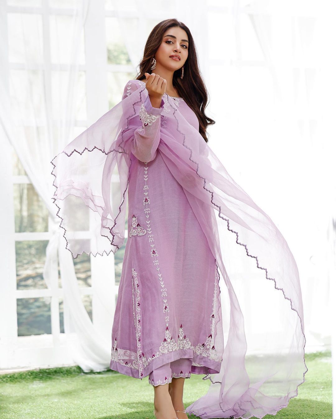 Anmol Baloch Stuns In Her Latest Fashion Shoot | Reviewit.pk