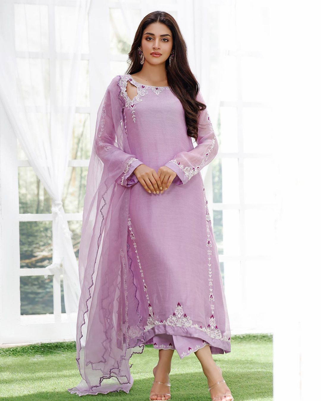 Anmol Baloch Stuns In Her Latest Fashion Shoot | Reviewit.pk