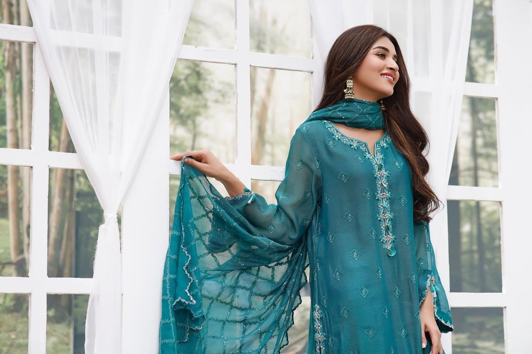 Anmol Baloch Stuns In Her Latest Fashion Shoot | Reviewit.pk