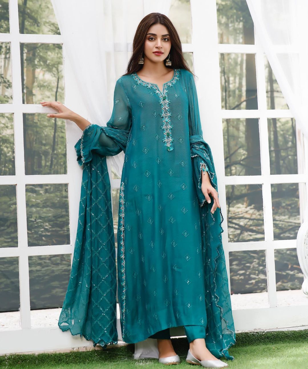 Anmol Baloch Stuns In Her Latest Fashion Shoot | Reviewit.pk