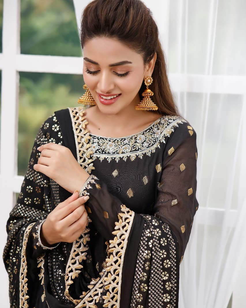 Anmol Baloch Looks Radiant Like Never Before In Her Recent Shoot ...