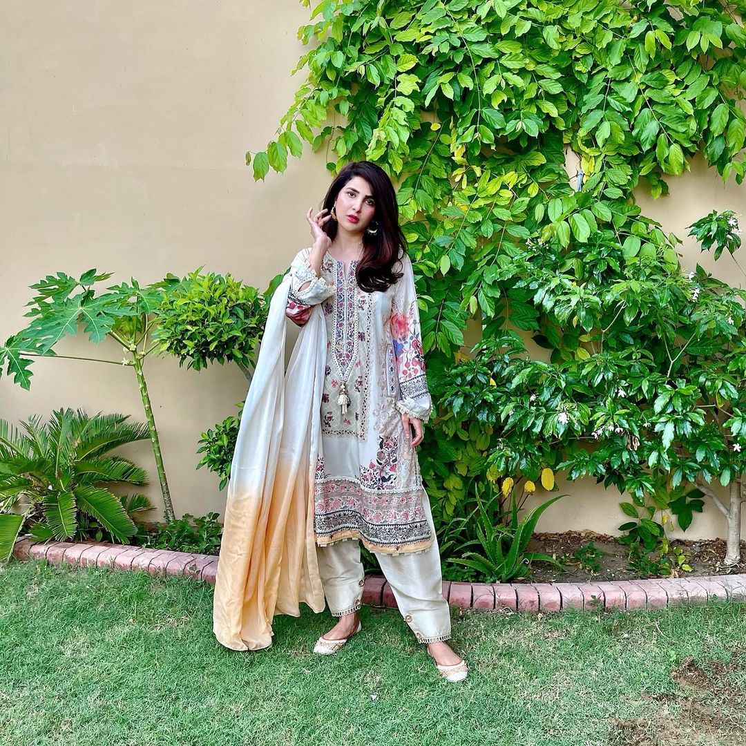 Latest Pictures Of Ever Gorgeous Areeba Habib | Reviewit.pk