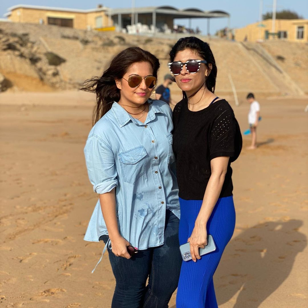 Hasan Rizvi Spends A Fun Sunday With Friends At Beach | Reviewit.pk